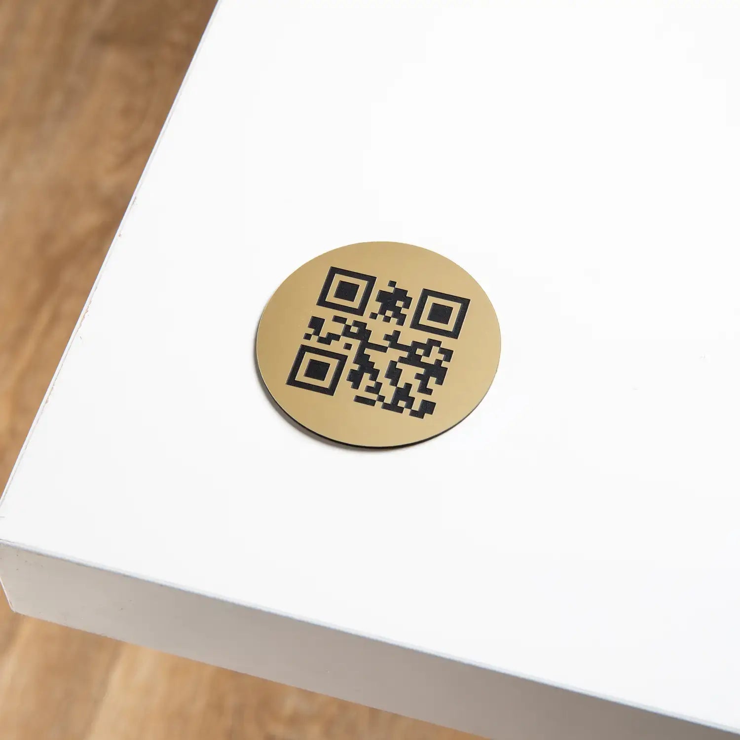 Plaque ronde QR gravée – Signalétique moderne restaurant – Unisign