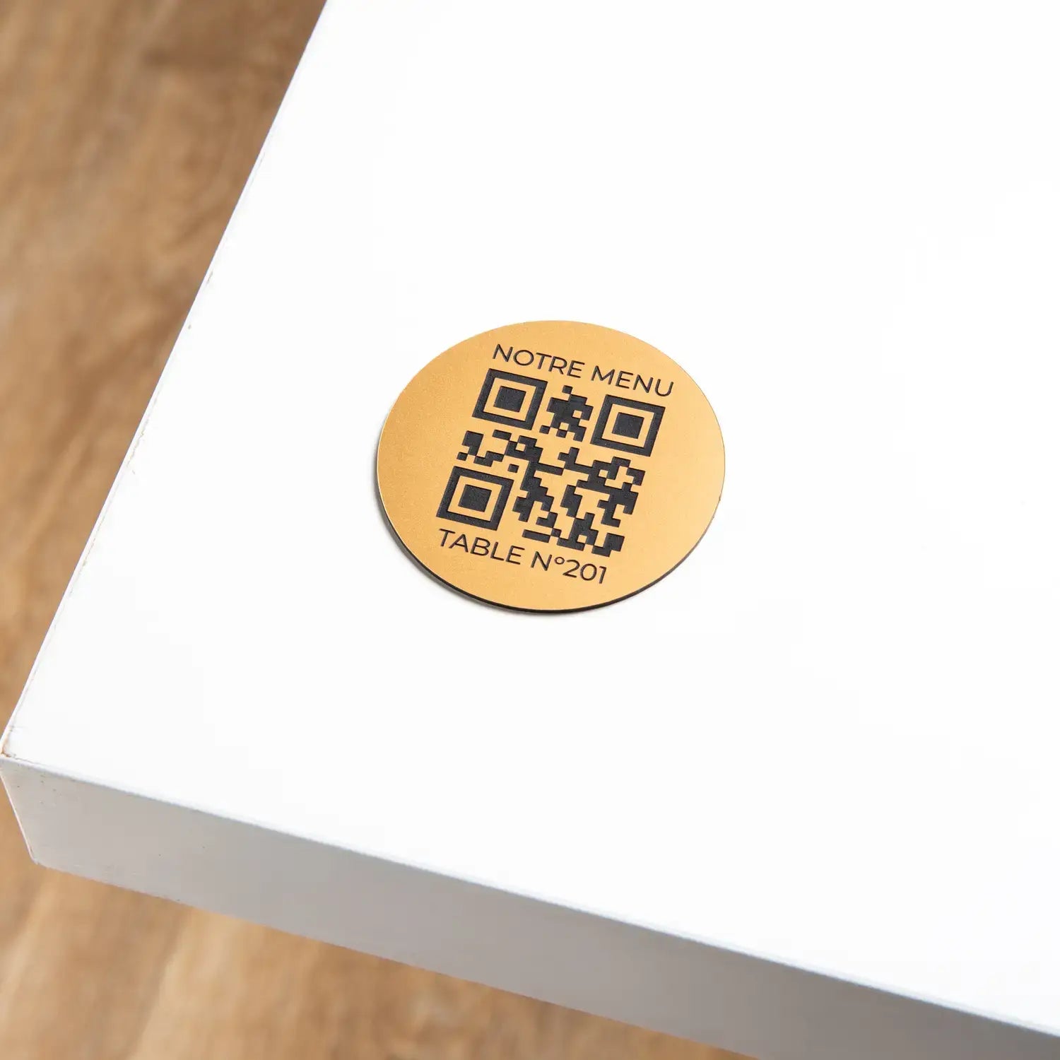 Plaque ronde gravée QR – Numéro de table restaurant – Unisign